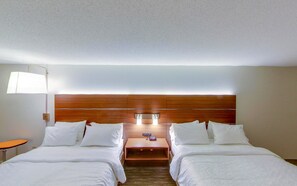 Cofre no quarto, secretária, ferro/tábua de engomar 