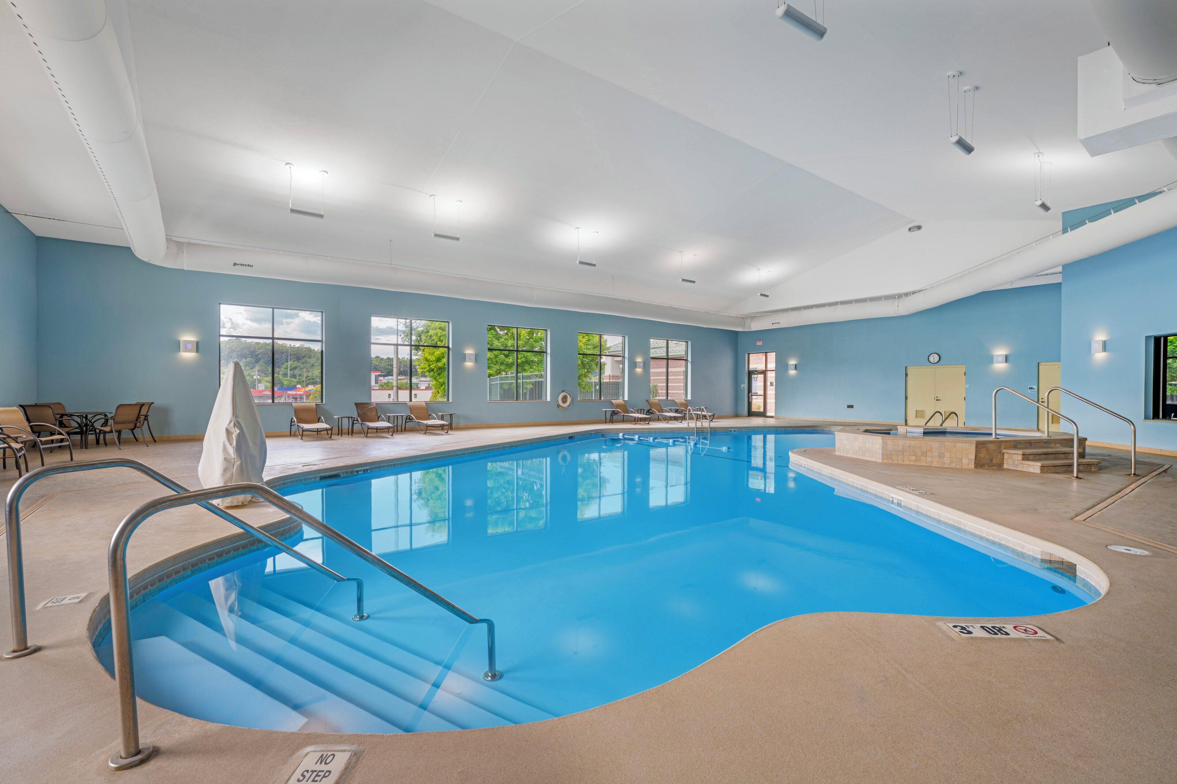 Piscina interna, espreguiçadeiras