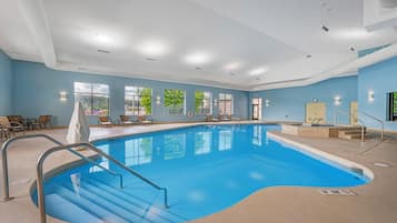 Piscina interna, espreguiçadeiras