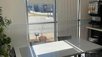 Pequeno-almoço takeaway diário incluído