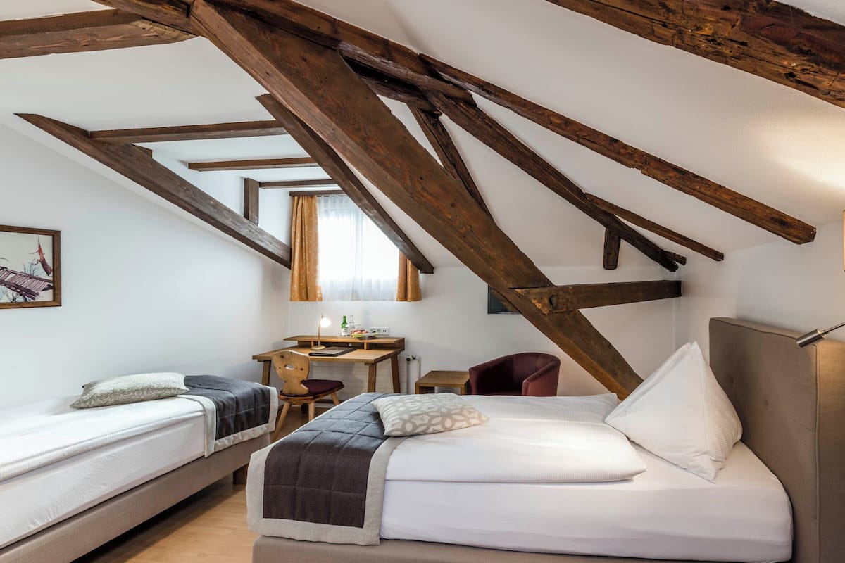 Quarto Twin Económico | Roupa hipoalergénica, cofre no quarto, secretária