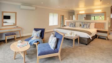 Suíte superior, 1 cama King | Roupas de cama antialérgicas, cofres nos quartos, escrivaninha