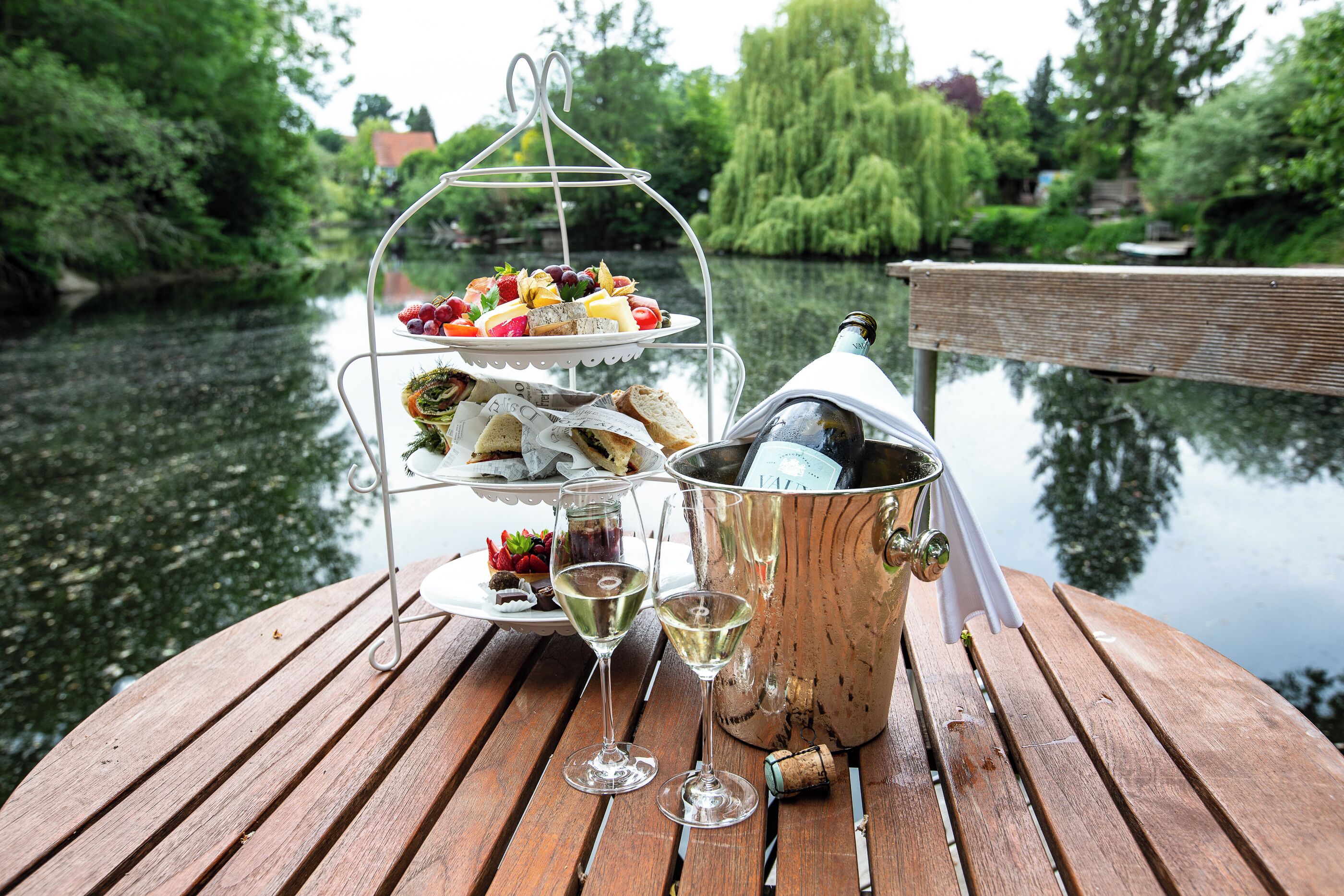 Almoços e jantares servidos, incluindo cozinha internacional 