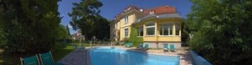 Piscina exterior, espreguiçadeiras 