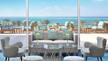 6 bares/lounges, 2 bares junto à piscina, um bar à beira da piscina