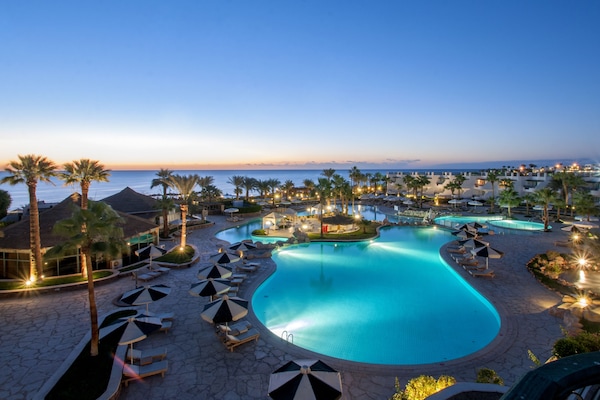 5 piscinas exteriores, guarda-sóis, espreguiçadeiras