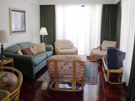 Frigobar, cofres nos quartos, ferros/tábuas de passar roupa, berços