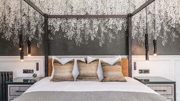 Suite | Com decoração personalizada, secretária