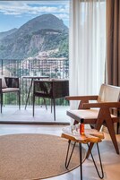 Roupa de alta qualidade, minibar, cofre com capacidade para portátil