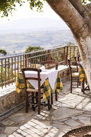 Café da manhã, almoço e jantar; culinária grega