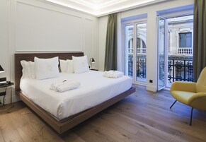 Quarto casal ou duplo superior, sacada | Frigobar, cofres nos quartos, escrivaninha, cortinas blackout