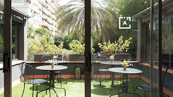 Pequeno-almoço tipo buffet diário (18 EUR por pessoa)