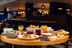 Pequeno-almoço tipo buffet diário (11 EUR por pessoa) 