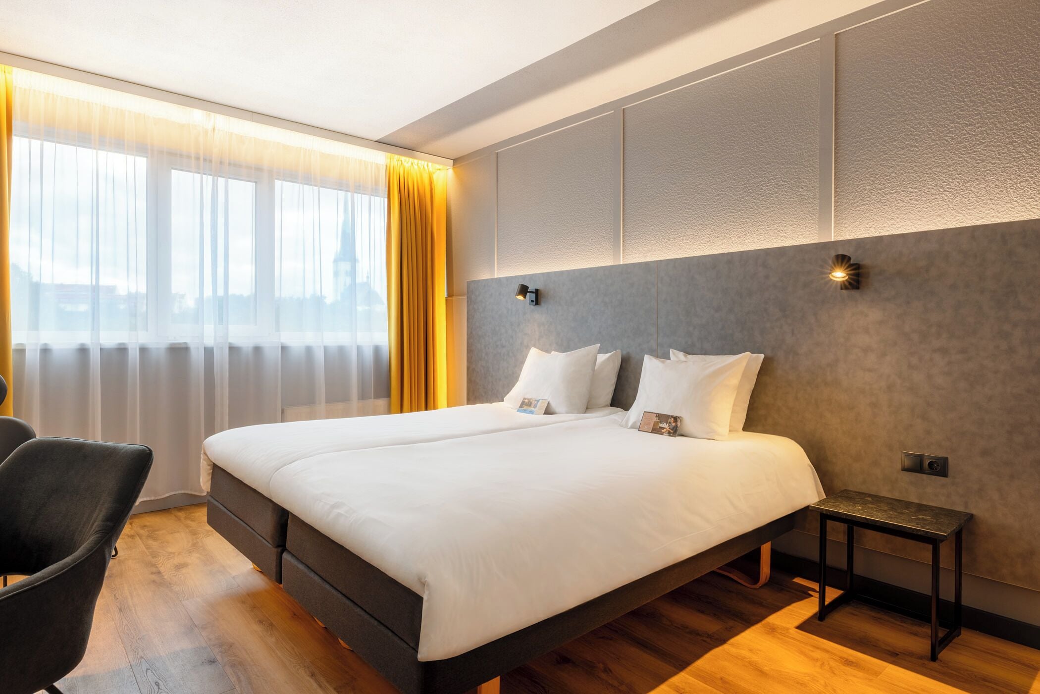 Quarto Duplo ou Twin Premium, Vista para a cidade | Secretária, secretária adequada para computadores portáteis 