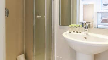 Quarto Quádruplo Básico, casa de banho anexa | Casa de banho | Um polibã, toalhas fornecidas