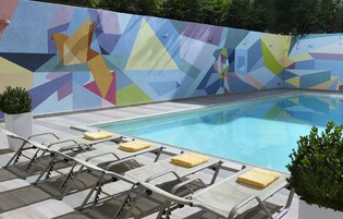 Piscina externa sazonal, guarda-sóis