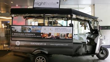 Veículo promocional para hotel noturno com um letreiro anunciando serviços de spa e uma experiência cinco estrelas.