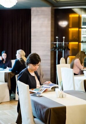 Pequenos-almoços e jantares servidos, incluindo cozinha local