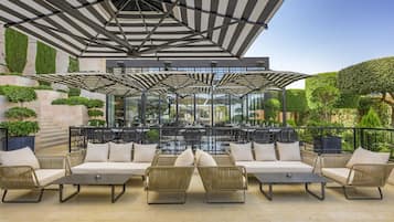 4 restaurantes, pequenos-almoços servidos, cozinha à base de marisco