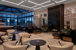 4 restaurantes, com serviço de café da manhã e almoço; frutos do mar