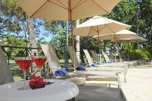 Piscina exterior, guarda-sóis 