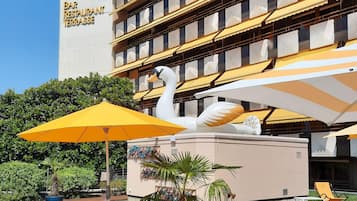 Um edifício com uma placa que diz "BAR RESTAURANT TERRASSE".