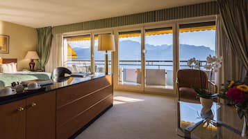 Suíte júnior, sacada, vista para o lago | 1 quarto, roupas de cama premium, frigobar, cofres nos quartos
