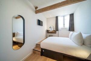 Superior Double Canal View | Roupas de cama premium, cofres nos quartos, escrivaninha