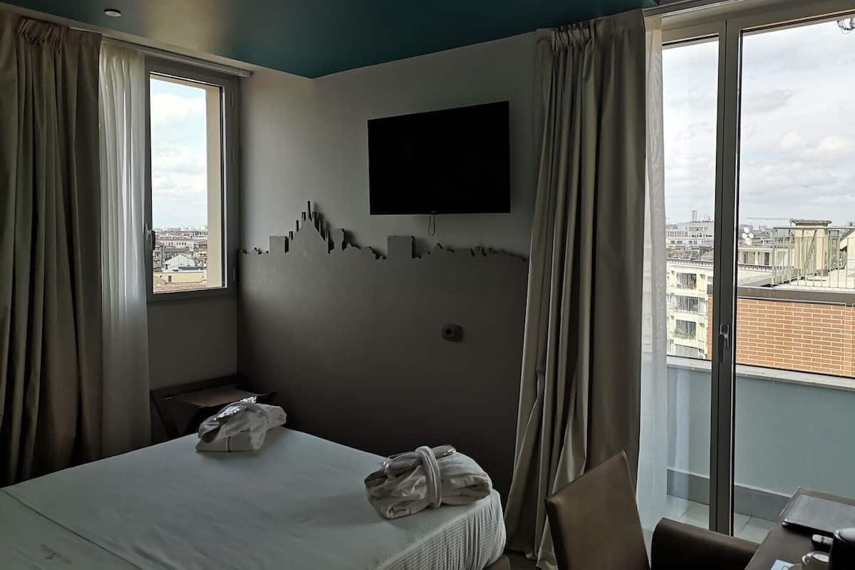 Superior Double Room with View and Balcony | Roupa de alta qualidade, edredões de penas, minibar, cofre no quarto 
