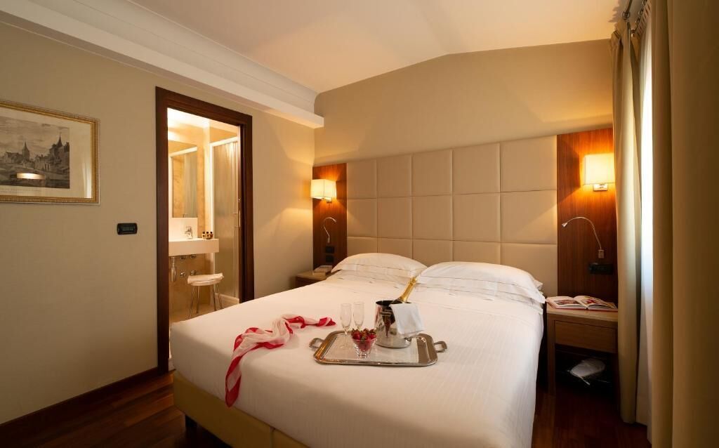 Edredões de penas, minibar, cofre no quarto, secretária 