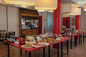 Pequeno-almoço tipo buffet diário mediante uma taxa 