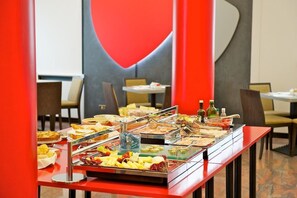 Pequeno-almoço continental diário (8.00 EUR por pessoa) 