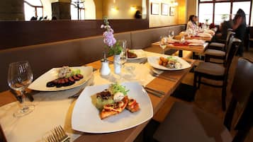 2 restaurantes, é servido almoço