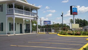 Um edifício com varanda e placa indicando Legacy Inn em Cookeville.