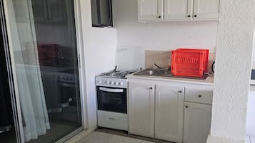 Apartamento Comfort, 1 cama queen-size, kitchenette, vista para o mar | Cozinha privada | Um frigorífico/congelador grande, um micro-ondas (a pedido), um forno