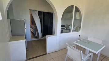 Quarto Individual Comfort, 1 cama king-size, kitchenette, vista para o oceano | Cozinha privada | Um frigorífico/congelador grande, um micro-ondas (a pedido), um forno