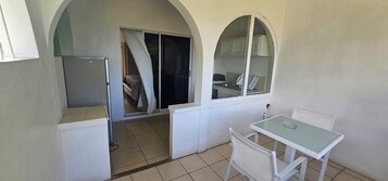 Quarto Individual Comfort, 1 cama king-size, kitchenette, vista para o oceano | Cozinha privada | Um frigorífico/congelador grande, um micro-ondas (a pedido), um forno 