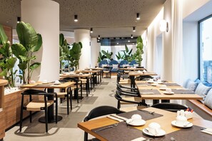Pequeno-almoço tipo buffet diário mediante uma taxa 