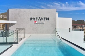 Piscina exterior, guarda-sóis, espreguiçadeiras 