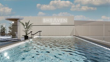 Piscina externa, guarda-sóis, espreguiçadeiras