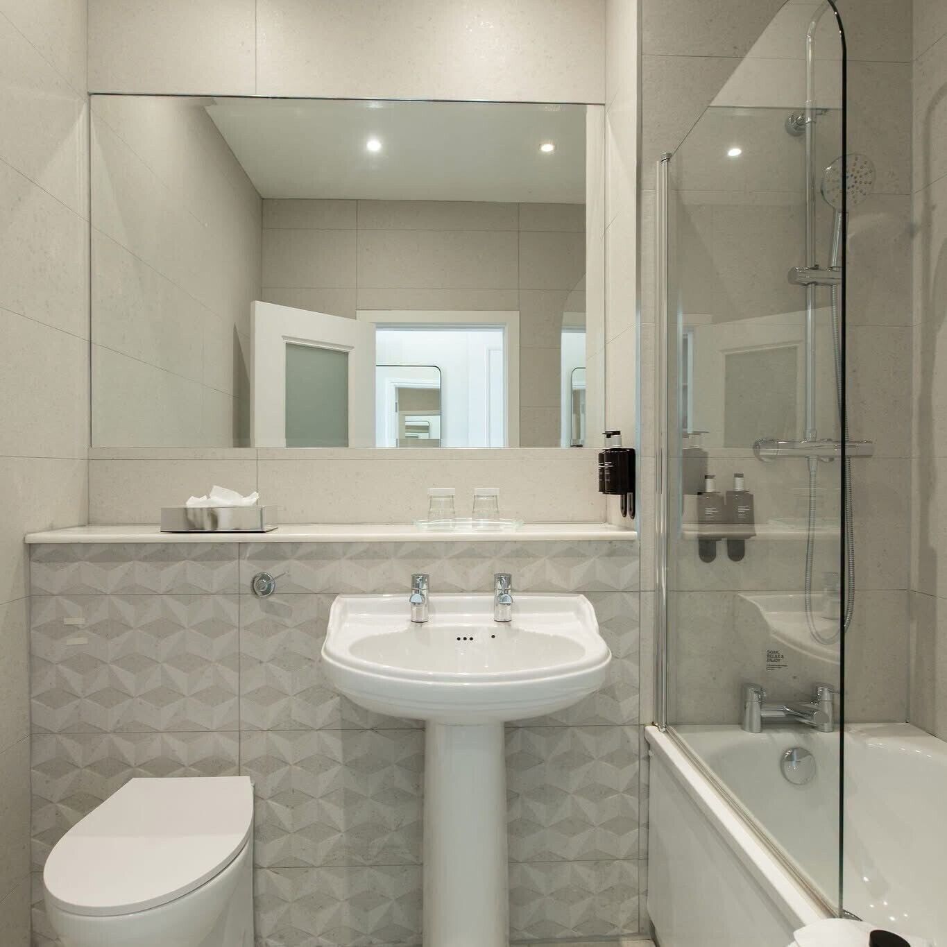 Quarto Club, 1 cama de casal, varanda, Vista para a cidade | Casa de banho