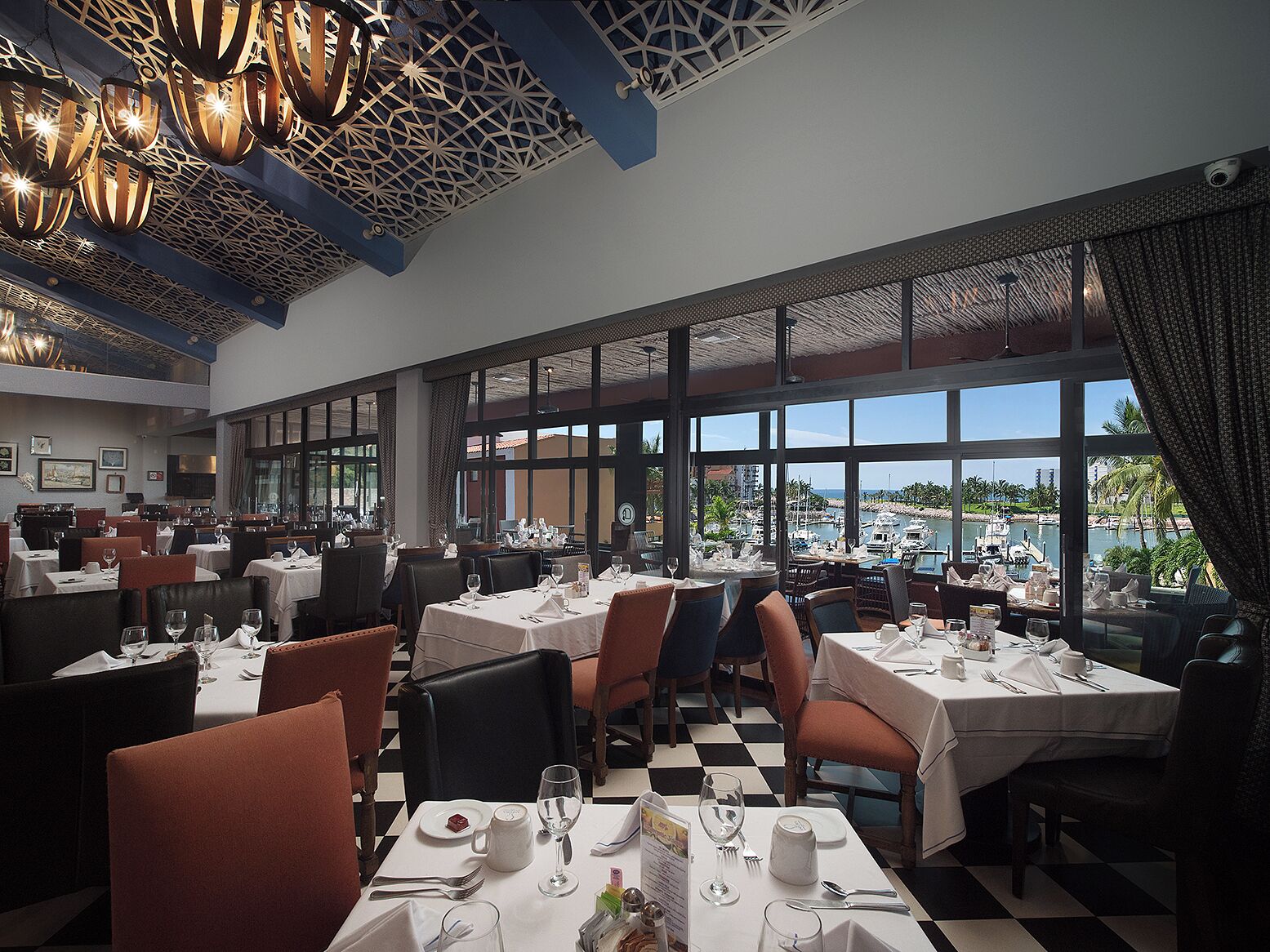 2 restaurantes: servem pequenos-almoços, almoços, jantares e brunches