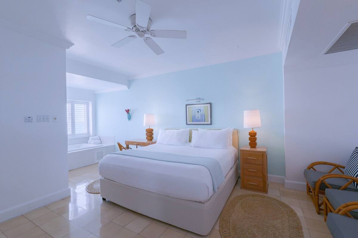 Ocean Junior Suite | Roupa de alta qualidade, minibar, cofre no quarto, secretária 