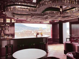 Este bar no terraço do hotel 