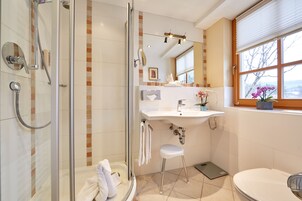 Quarto casal (North) | Banheiro | Secador de cabelo, roupões de banho, chinelos, toalhas de banho