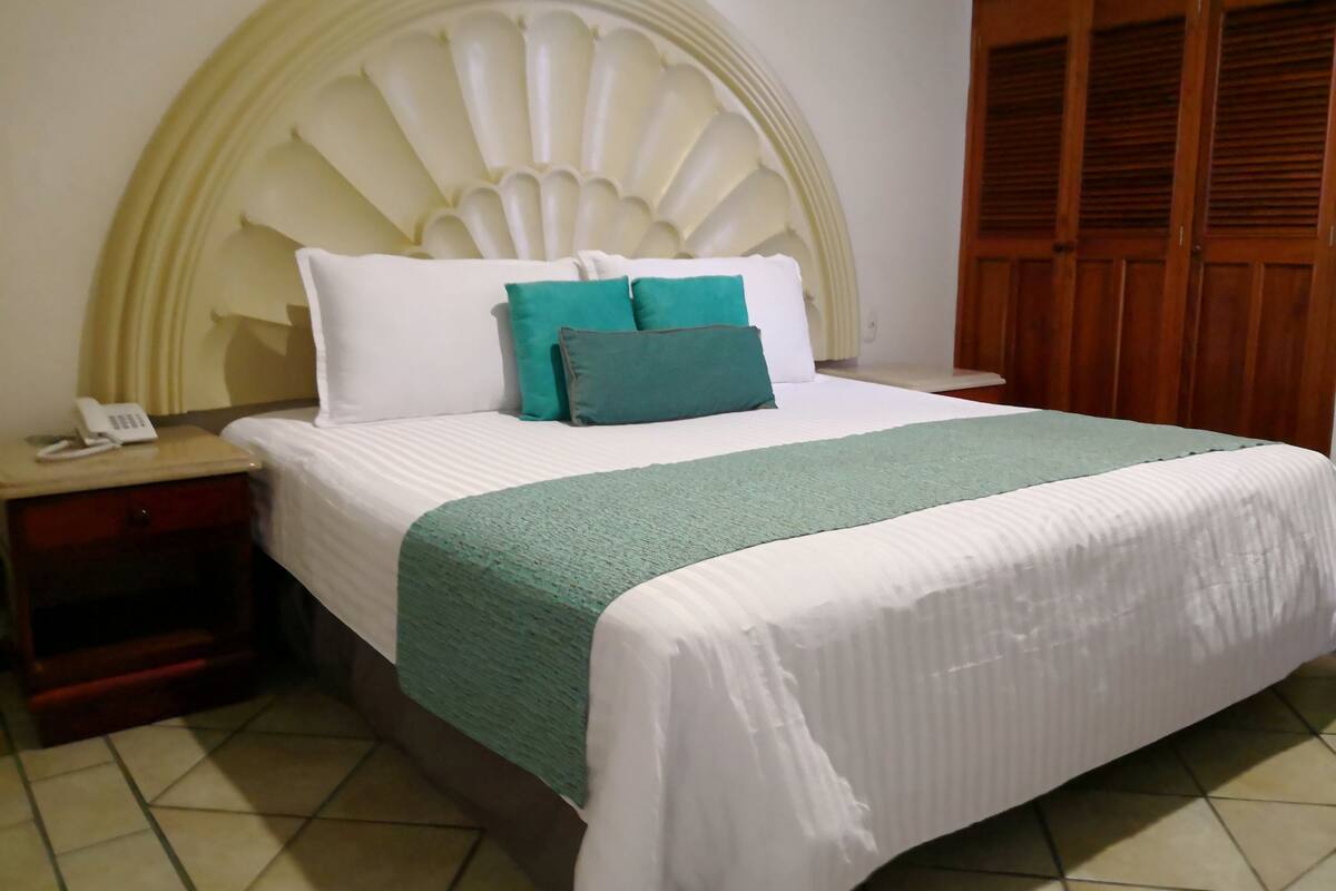 Suite, 1 King bed, Ocean View | Ferro/tábua de engomar, roupa de cama fornecida