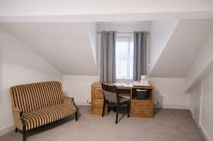 Quarto duplo | Escrivaninha, ferros/tábuas de passar roupa, Wi-Fi de cortesia