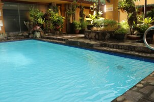 Piscina externa, funciona das 7h às 17h, espreguiçadeiras