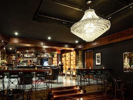 2 bares/lounges