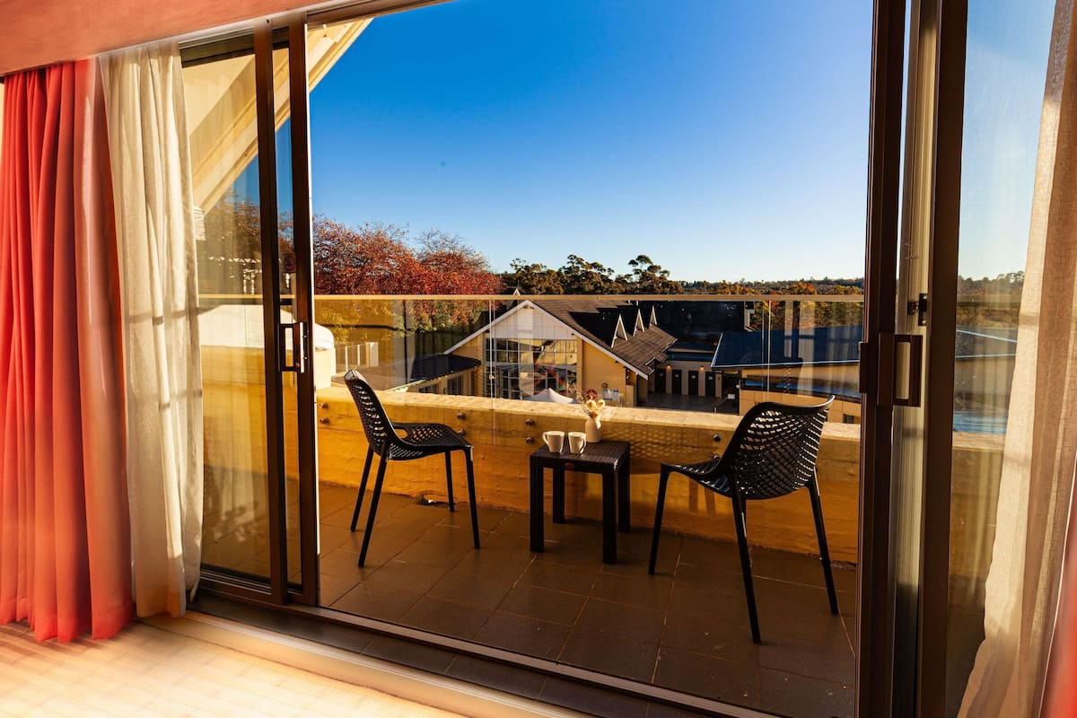Quarto luxo, 1 cama King, sacada, vista para o lago | Frigobar, cofres nos quartos, escrivaninha, cortinas blackout